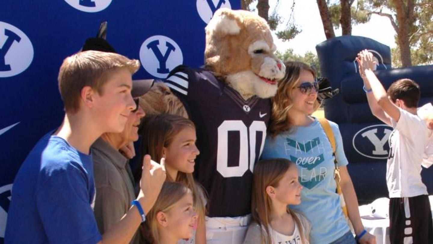 Thousands gather for BYU Fan Fest in Las Vegas - BYU Athletics ...