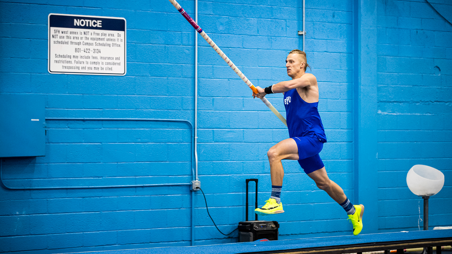 Witsken leads BYU men in day one at Razorback Invitational - BYU ...
